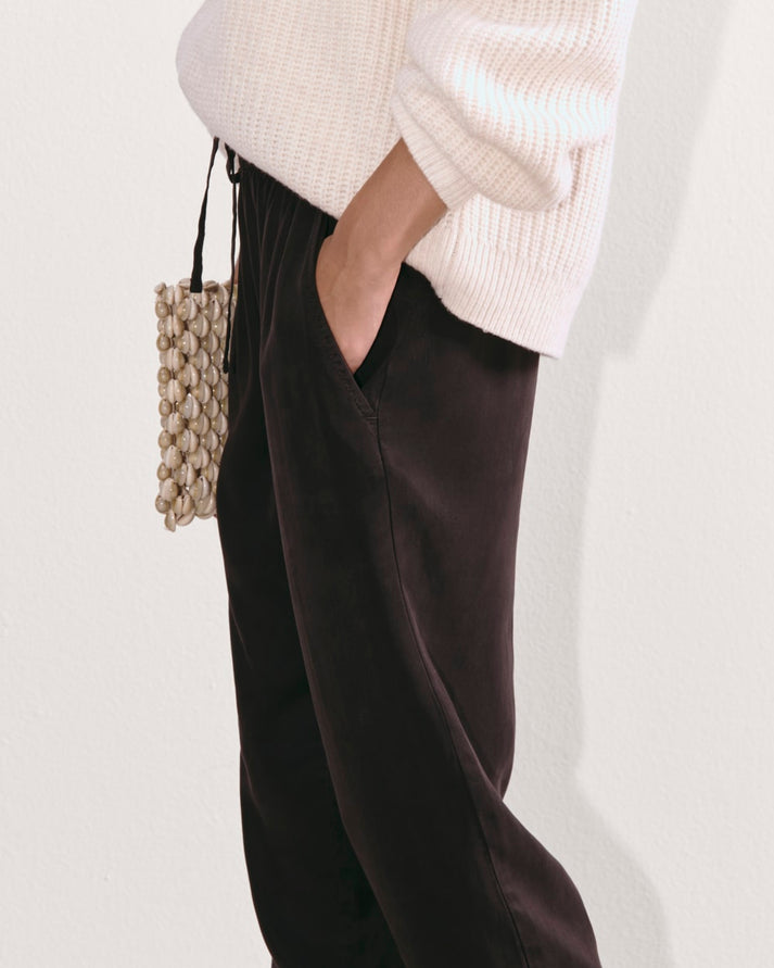 The Tapered Pant in Butterlite | Black – Everlane