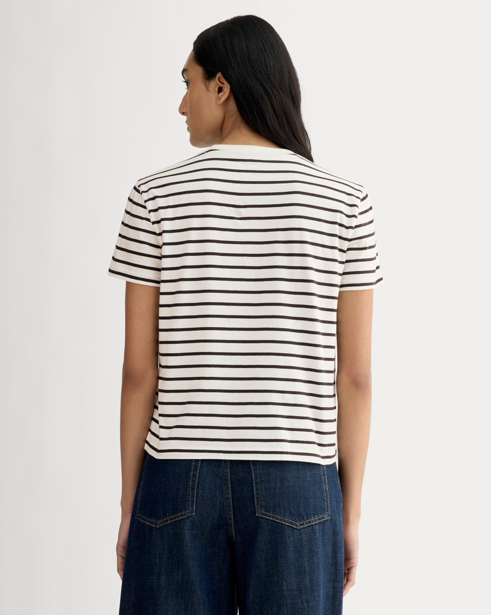 The Box-Cut Tee in Essential Cotton | Bone / Black | No Pocket – Everlane