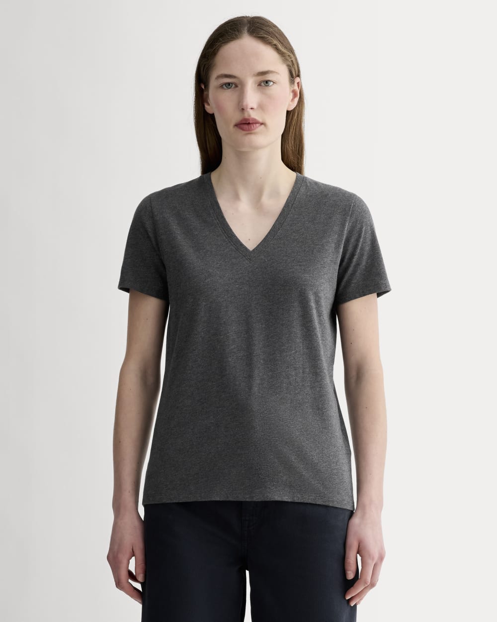 The Slim V-Neck Tee in Essential Cotton | Heathered Soot – Everlane